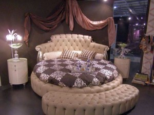18 Beautiful And Versatile Circular Beds