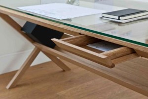 17 Contemporary and Minimalist Clear Office Desk Designs
