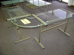 17 Contemporary and Minimalist Clear Office Desk Designs
